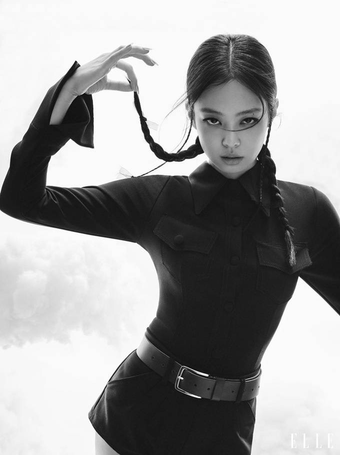 패션엔 블랙핑크 제니 치명적인 눈빛 관능적인 드레스룩 자태