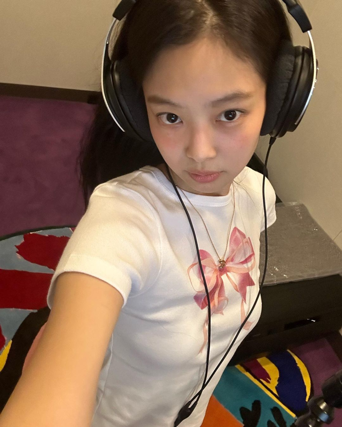 패션엔 블랙핑크 제니 깜찍한 집콕 일상편하지만 힙한 꾸안꾸 집콕 패션